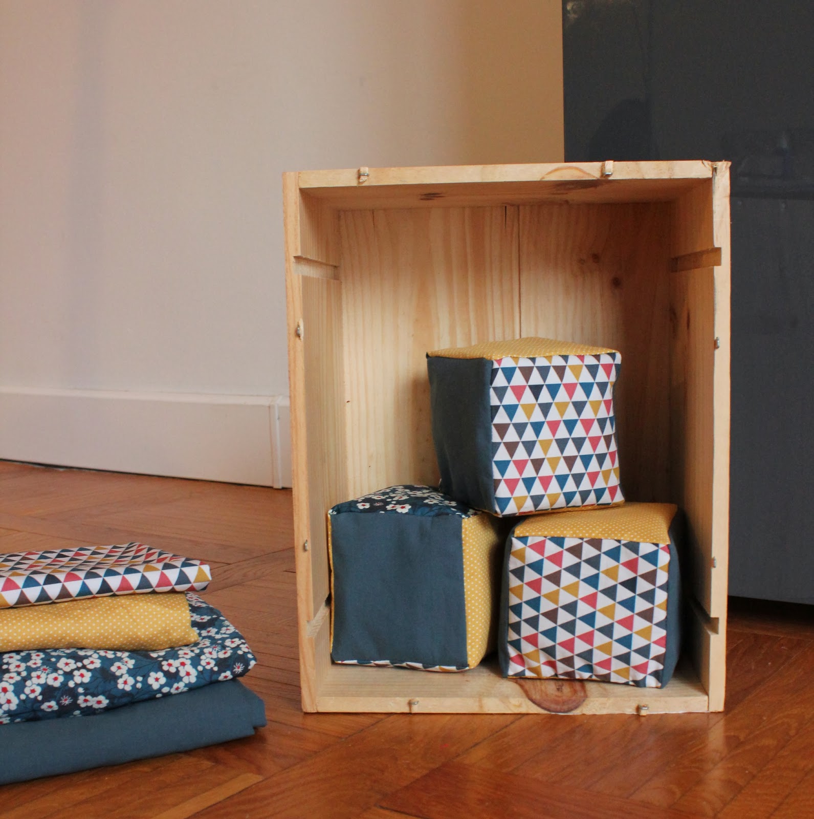 Le petit monde de J.: Jolis cubes en tissu pour Anna