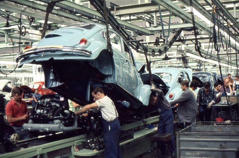 Inside the Volkswagen Factory in Wolfsburg in 1970 Through Amazing ...