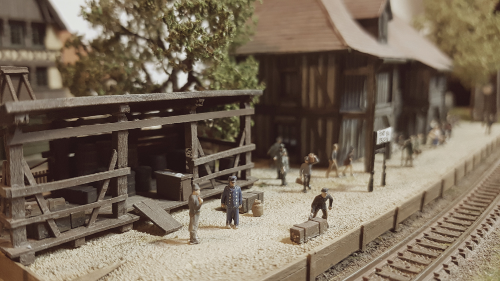 fantasy-gelaende: Modellbahn-Diorama: Die Stadt wächst weiter!