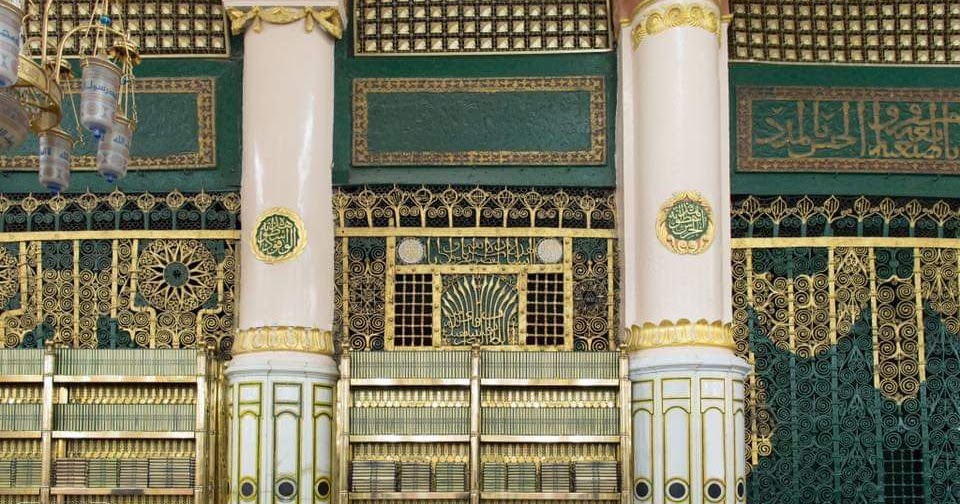 Pintu dan tiang di Raudhah