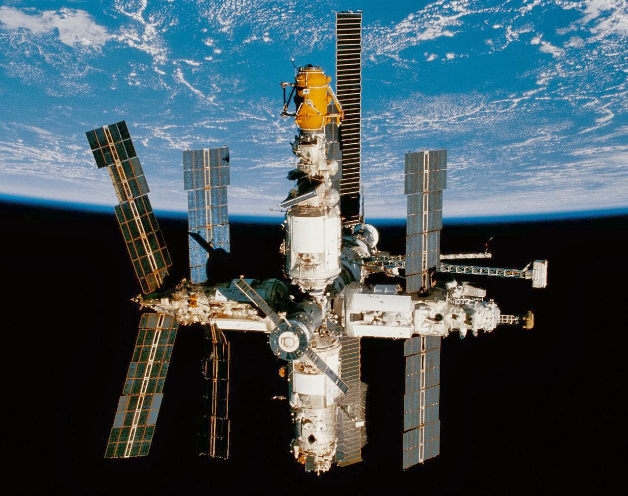 La estación espacial Mir vista desde el transbordador espacial ...
