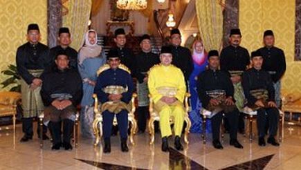 9 Exco Perak angkat sumpah di Istana Iskandariah sebentar tadi ...