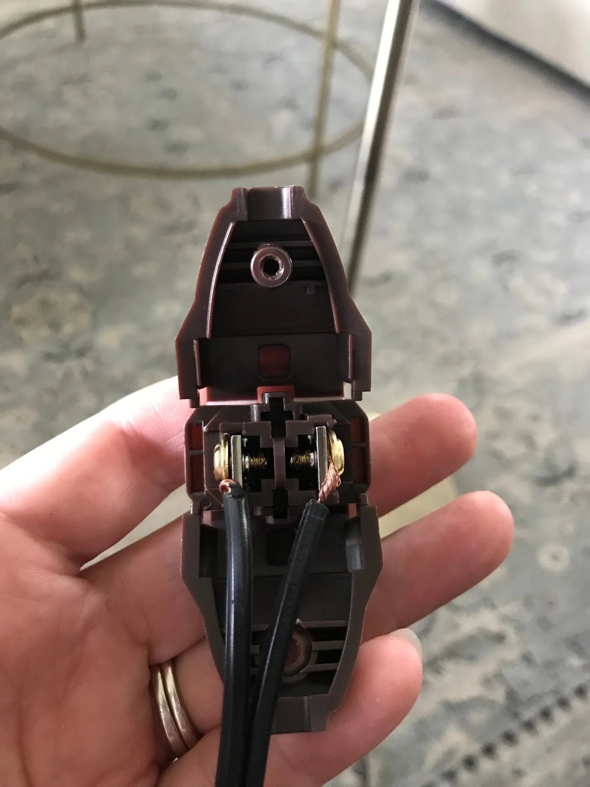 Five minute fix for a broken lamp | Thrifty Decor Chick | Thrifty DIY ...