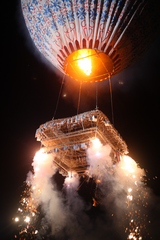 Roving Light TravelPhotoBlog: Taunggyi Fire Balloon Festival