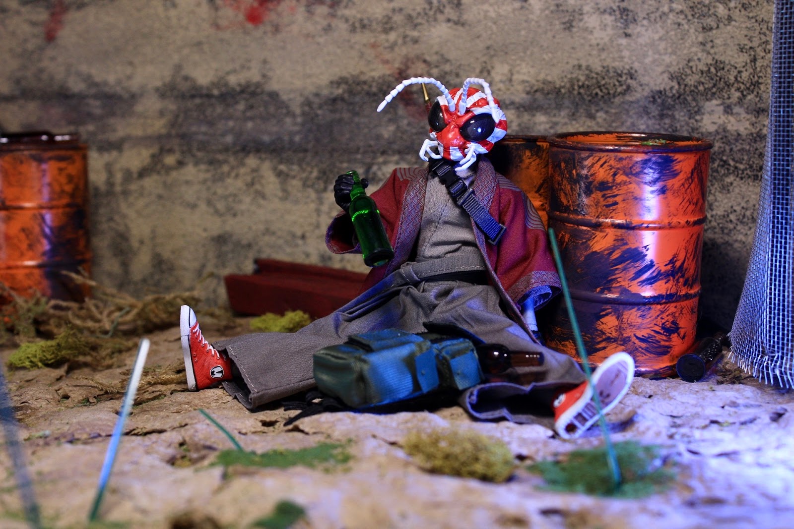 CobraShadowJoes: Mezco Toyz Exclusive Lone Roach and Grub Figure Review