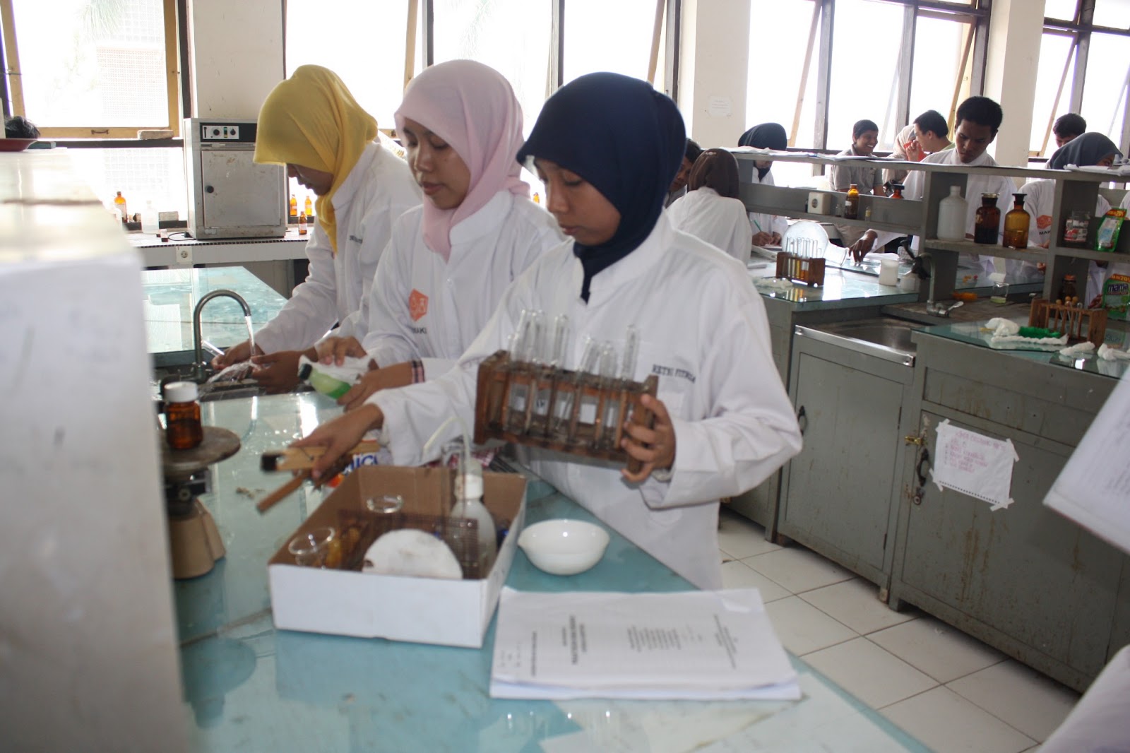 Tumbuhan Obat dan Sains: Kegiatan di Laboratorium Kimia UNP