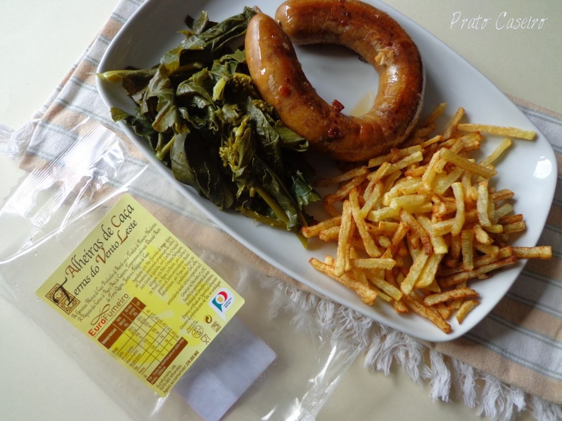 Prato Caseiro: Alheira de caça com grelos cozidos, batata frita e ovo ...