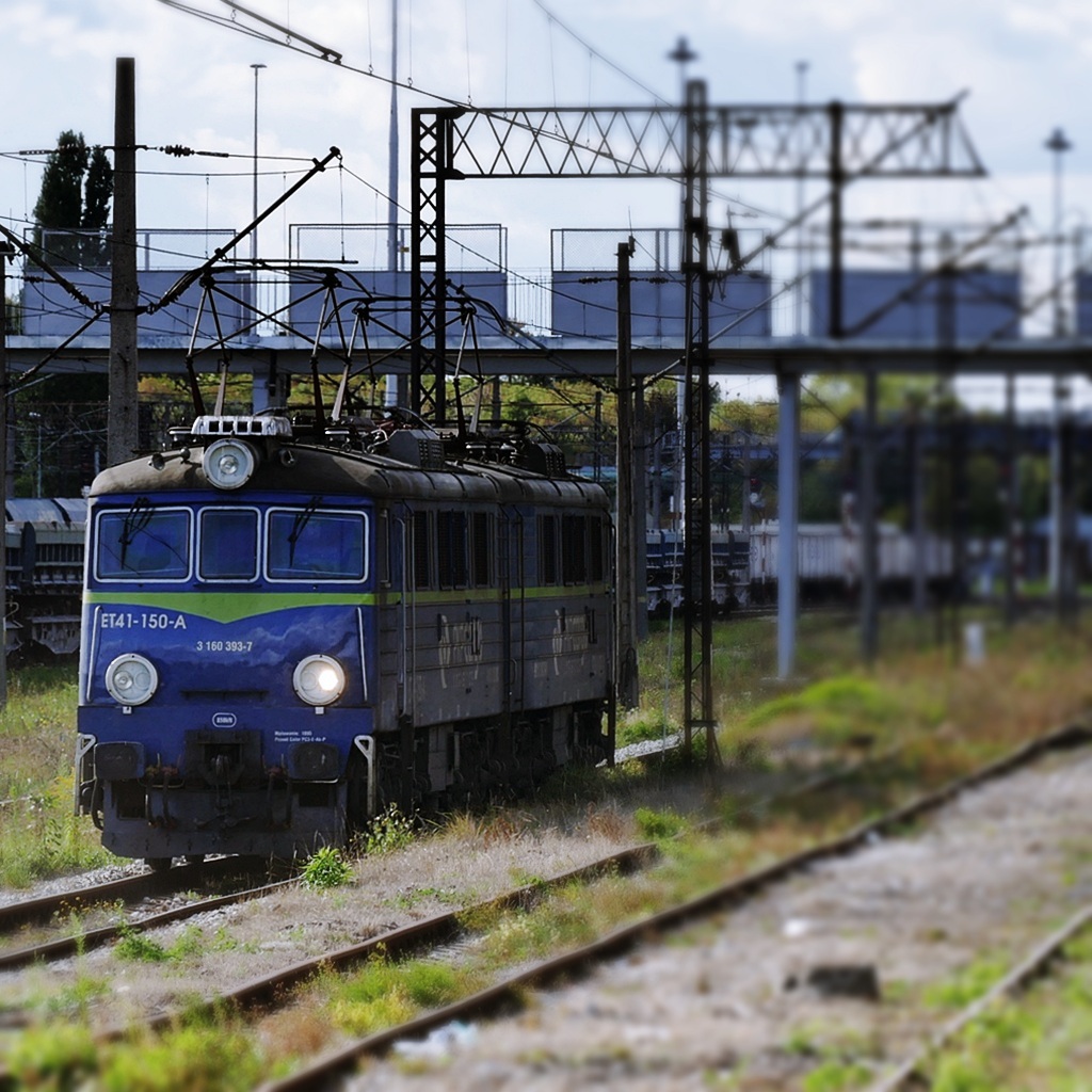 Zmodernizowana ET41-150 manewruje po herbskiej stacji | Kolejowe Kielce