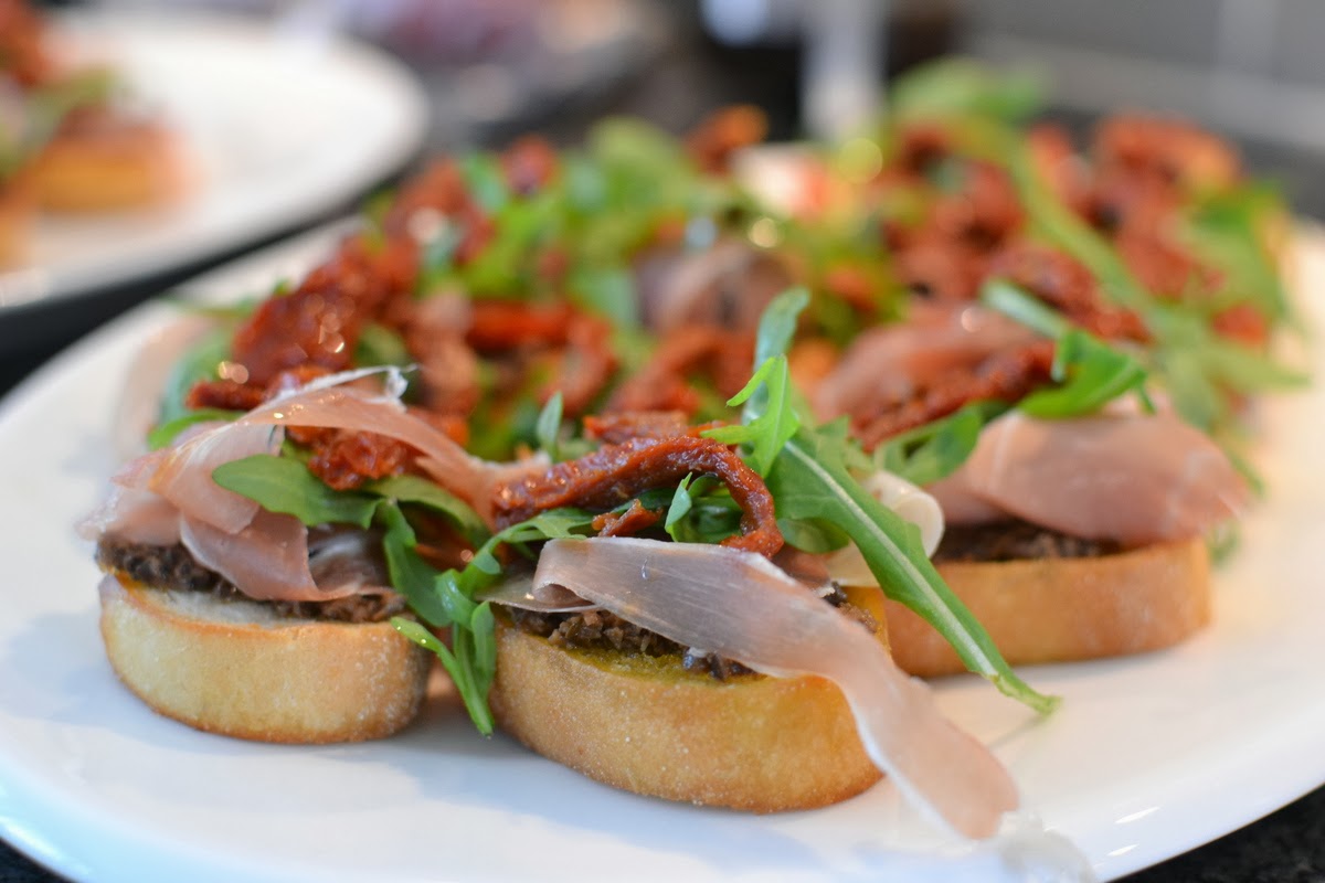 Læknirinn í eldhúsinu : Doktorsveisla í götunni: Þrjár snittur, salat í ...