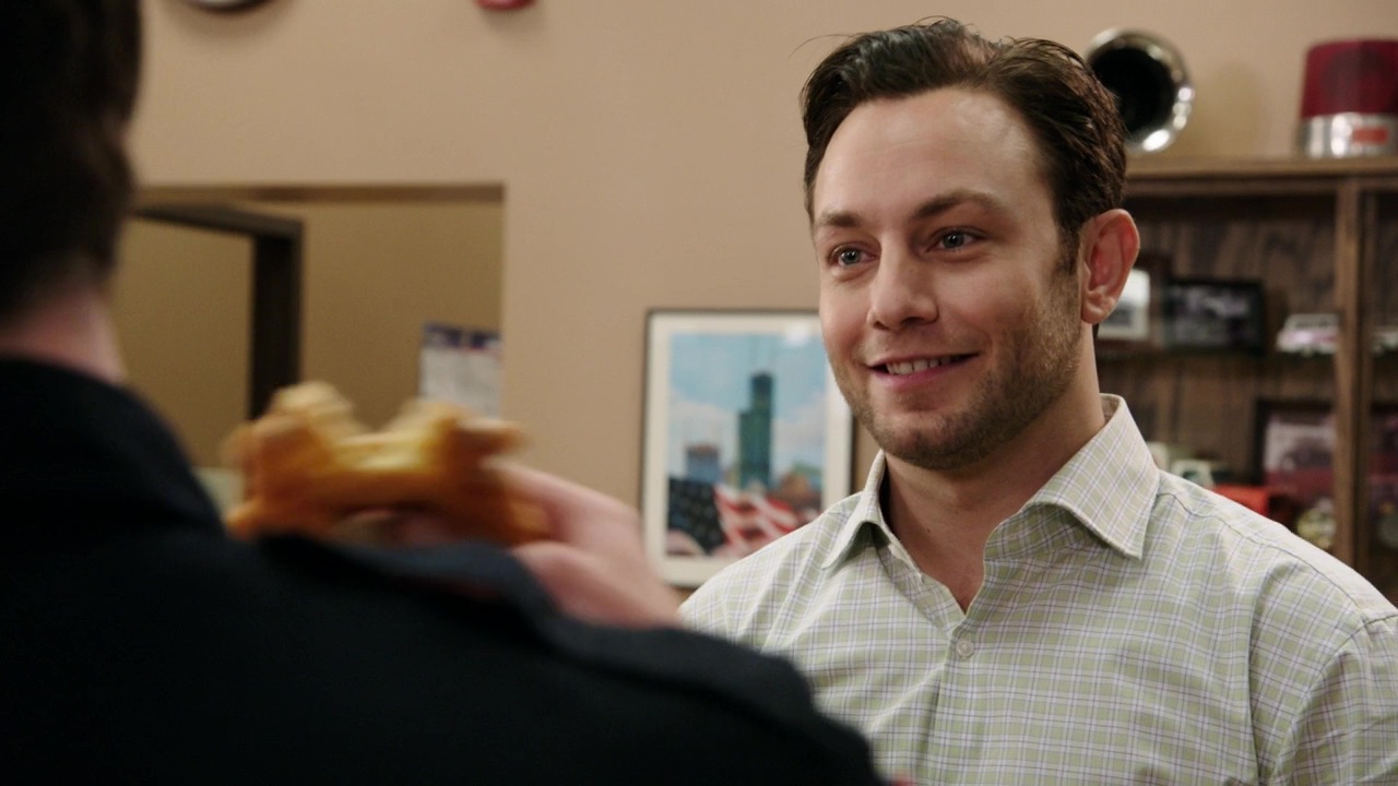 ausCAPS: Jonathan Sadowski shirtless in Sirens 2-02 "Johnny Nightingale"