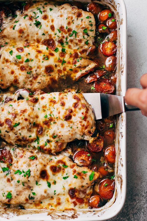 GARLIC BUTTER TOMATO BAKED CHICKEN WITH MOZZARELLA GARLIC BUTTER TOMATO BAKED CHICKEN WITH MOZZARELLA