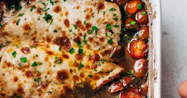 GARLIC BUTTER TOMATO BAKED CHICKEN WITH MOZZARELLA GARLIC BUTTER TOMATO BAKED CHICKEN WITH MOZZARELLA