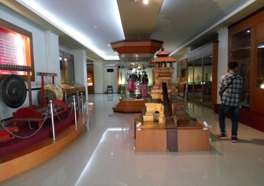 Museum Ronggo Warsito Semarang - Geograpik