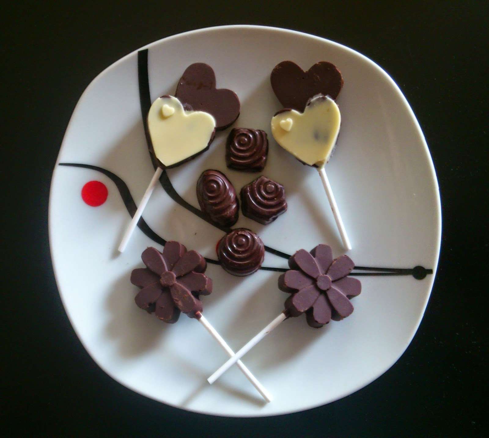 Tres Manzanas Azules: BOMBONES VARIADOS Y PIRULETAS DE CHOCOLATE