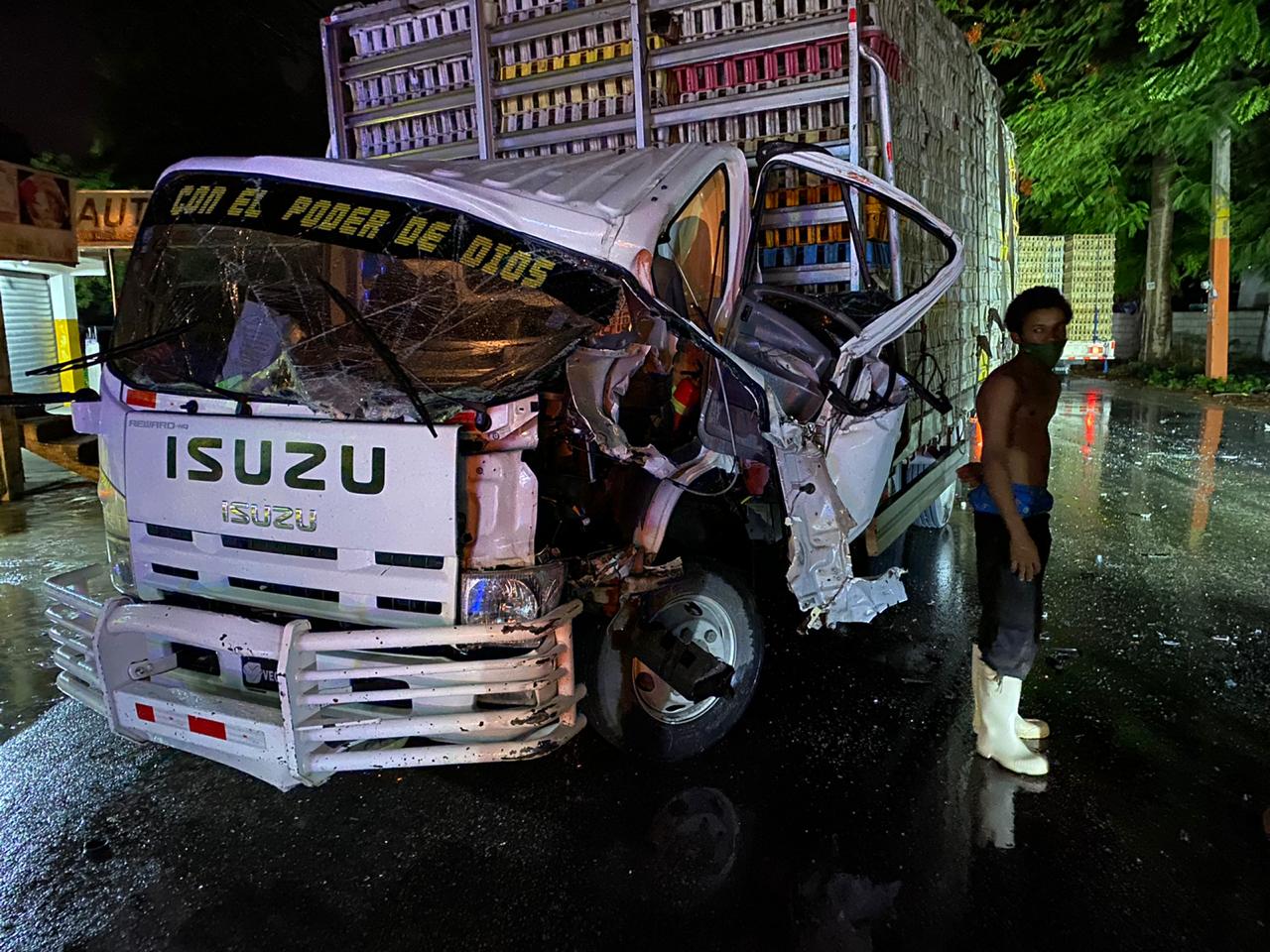 Barahona: accidente de tránsito deja camión de pollo Cibao destruido ...