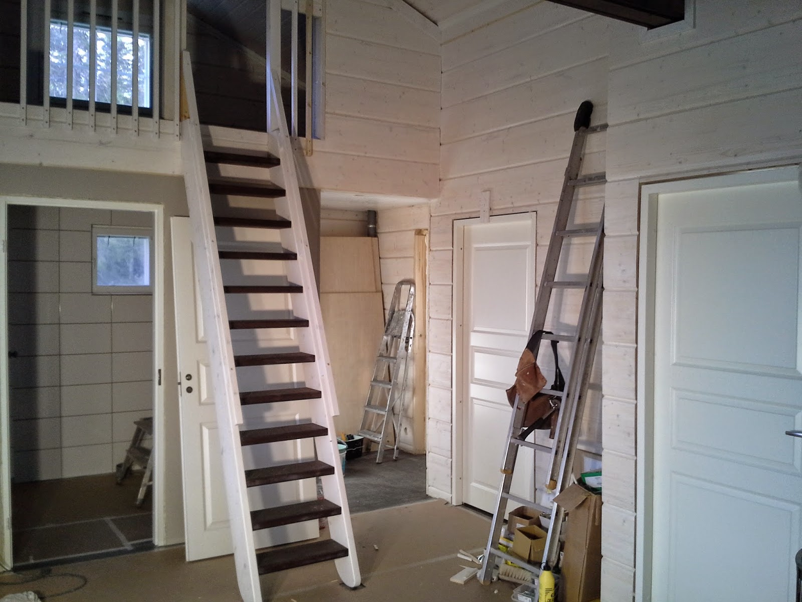 Mökki Vihtorin rantaan: Lattia ja parven portaat