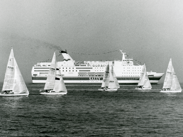 Merellä @ www.valkeatlaivat.net : Sally Line - m/s Sally Albatross