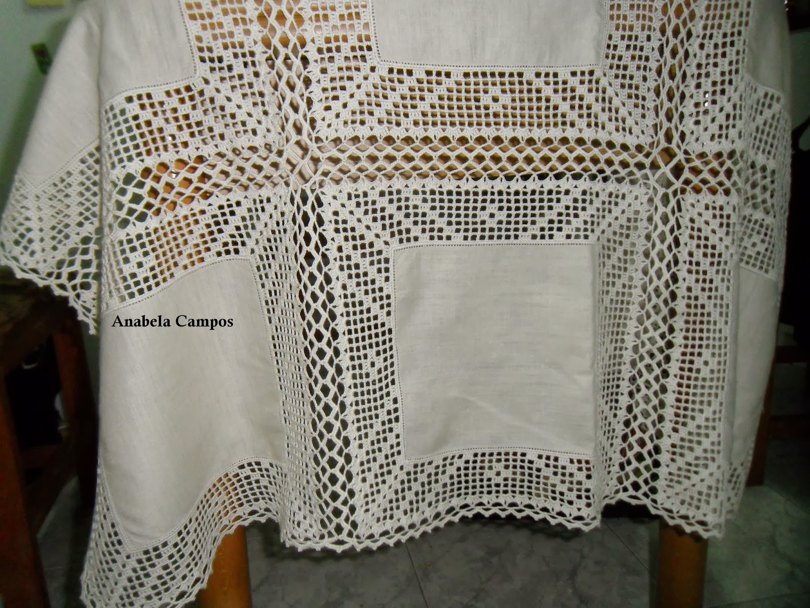 Rendas da Mãe: Toalha de croché com quadrados de tecido