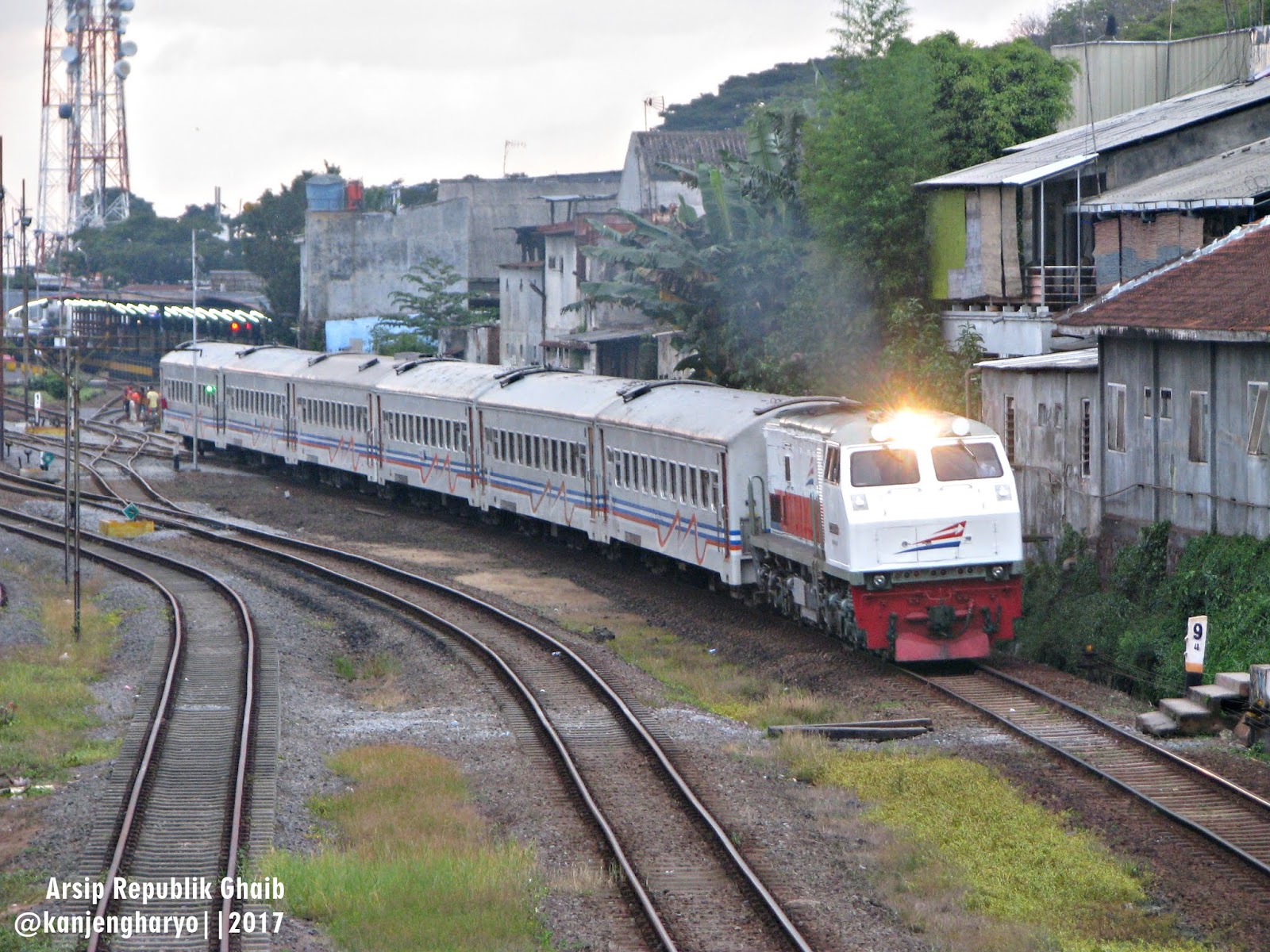 Kereta Api Indonesia: Lokomotif CC201 130 R (201 83 49) Berdinas KA Penataran, Lokomotif ...