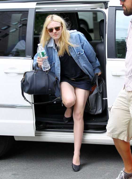 Famous Holiday Dakota Fanning Upskirt White Panty Moment On The Set Of Very Good Girls