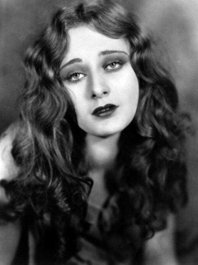 The Goddess of the Silent Screen: 30 Beautiful Black and White ...