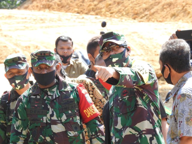 Tim Wasev Brigjen TNI Wahyu Sapto Nugroho, SH. Tinjau TMMD Reguler 108 ... Tim Wasev Brigjen TNI Wahyu Sapto Nugroho, SH. Tinjau TMMD Reguler 108 ...