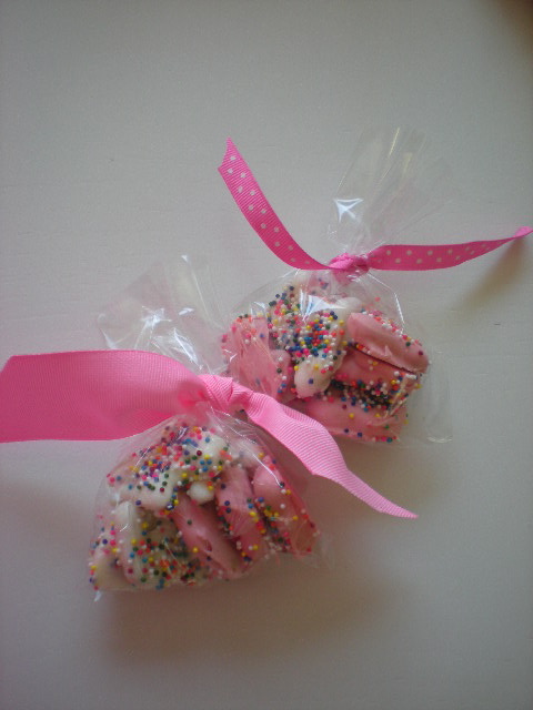 roommom27: Pink and White Animal Crackers