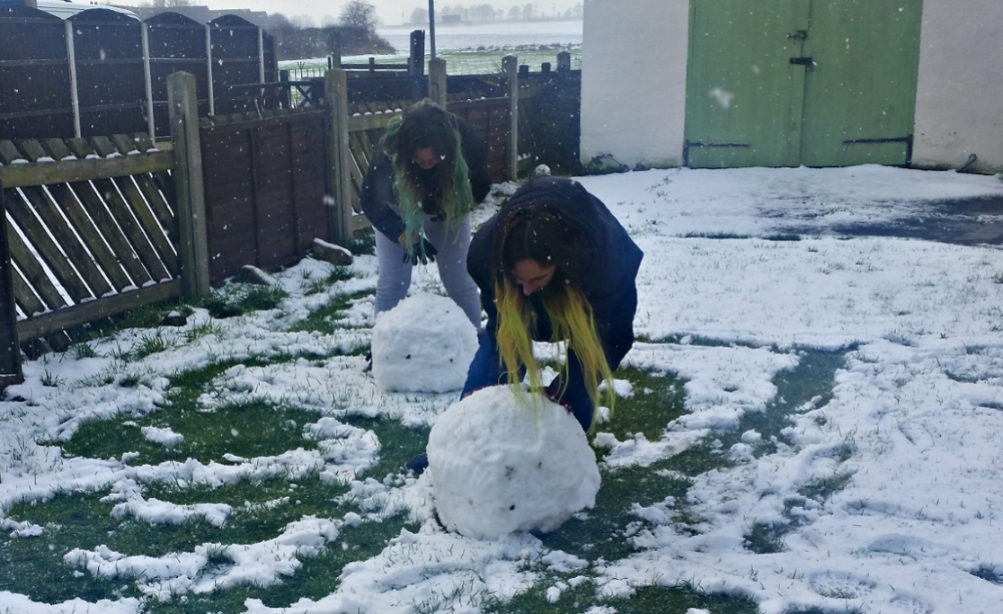 Life As Kim: An unexpected snowy day. We built a snowman!