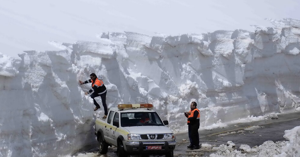 The Big Wobble : "Six-meter of snow" covered parts of Iran: Snow ...
