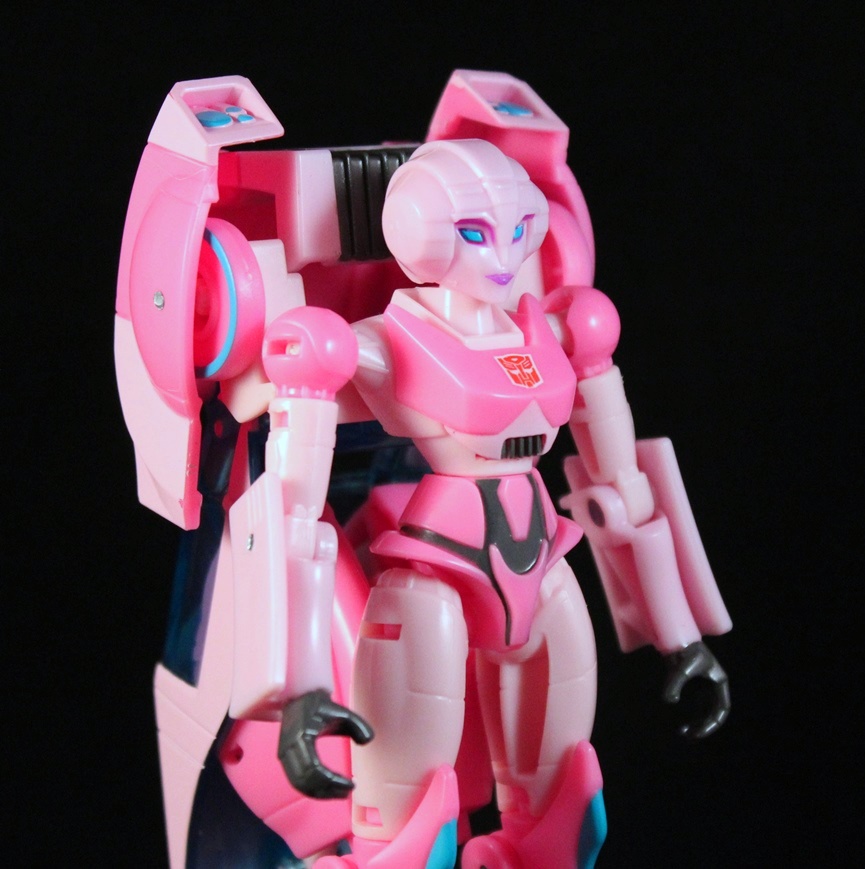 She's Fantastic: Transformers Cyberverse - ARCEE!