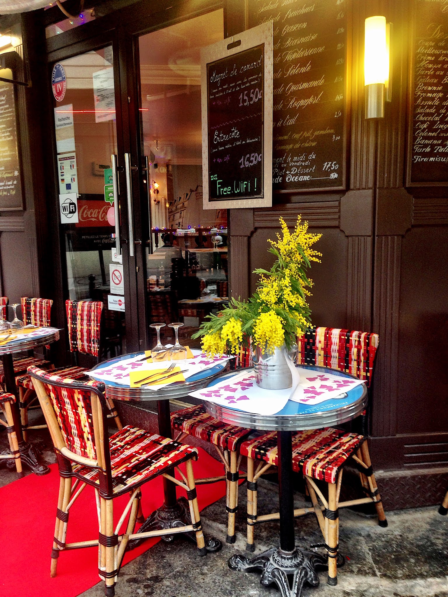 Focus On Paris: Two tables for two