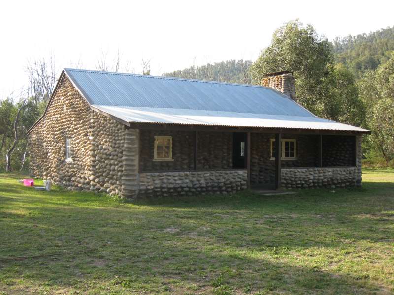 The Travelling Lindfields: The Huts of the High Country