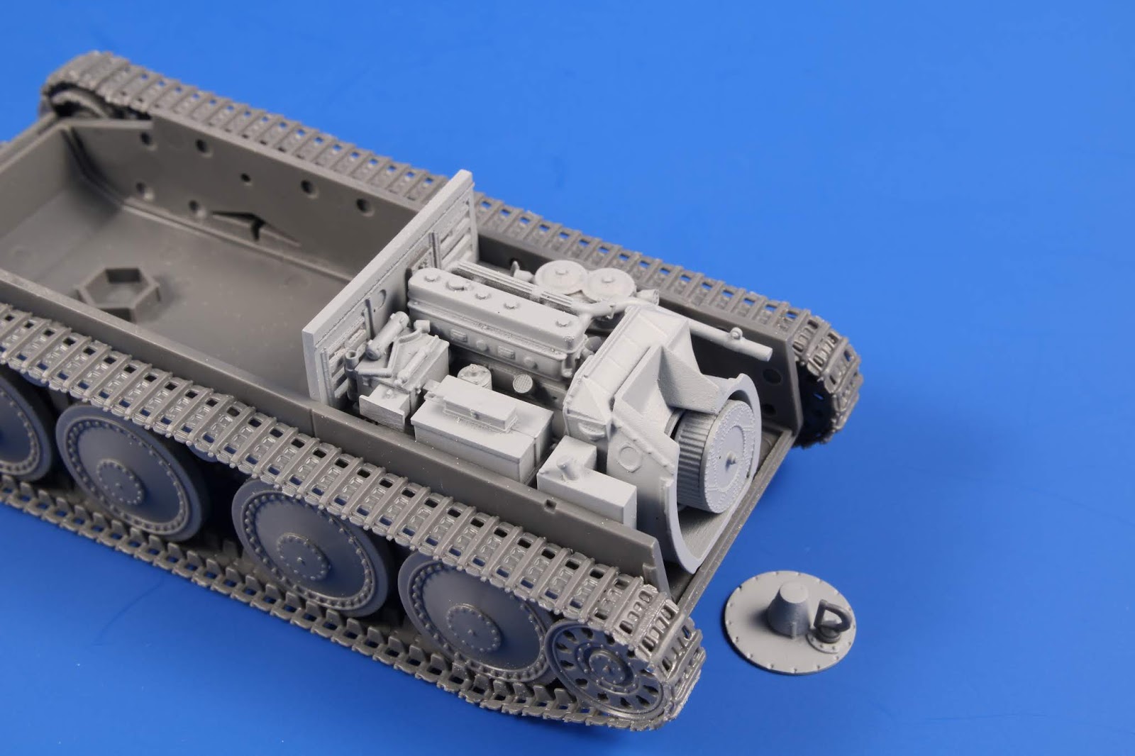 1/48 8059 Pz.38(t) Ausf. E/F Engine