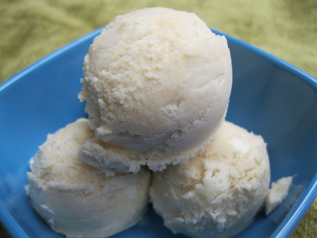 Daily happiness: Kem Sa-Pô-Chê -- Sapodilla ice cream