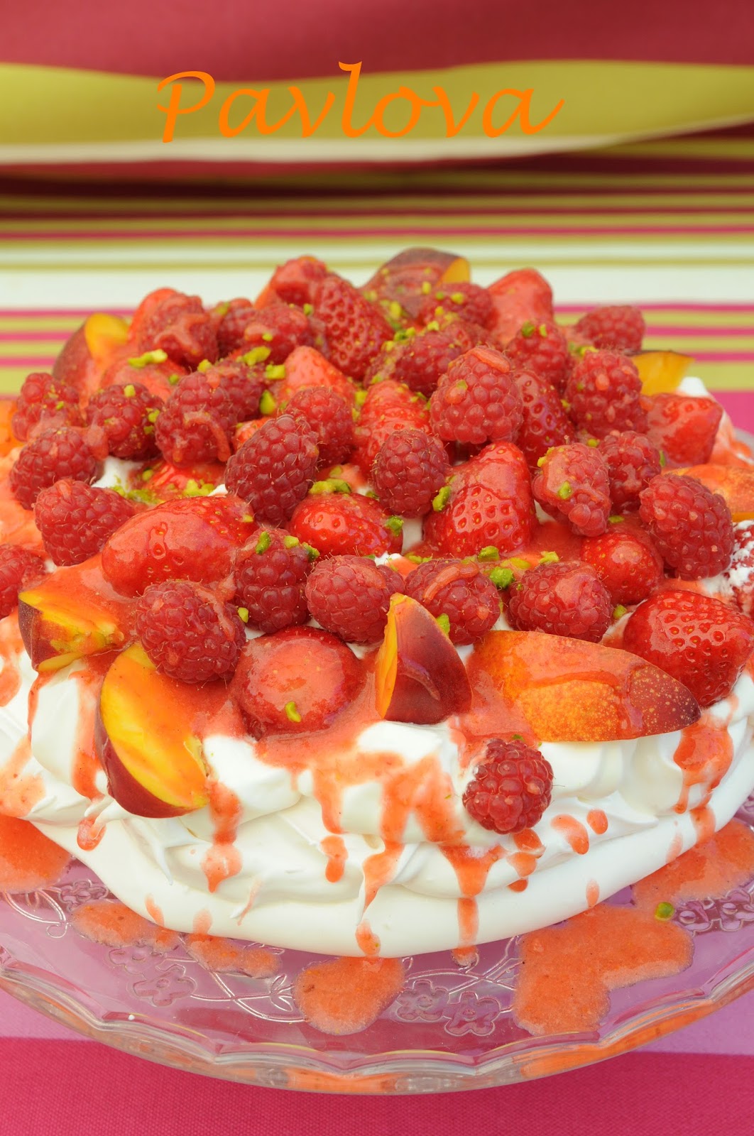 13 desserts, chacun: Pavlova aux fruits d'été et son coulis aux fraises