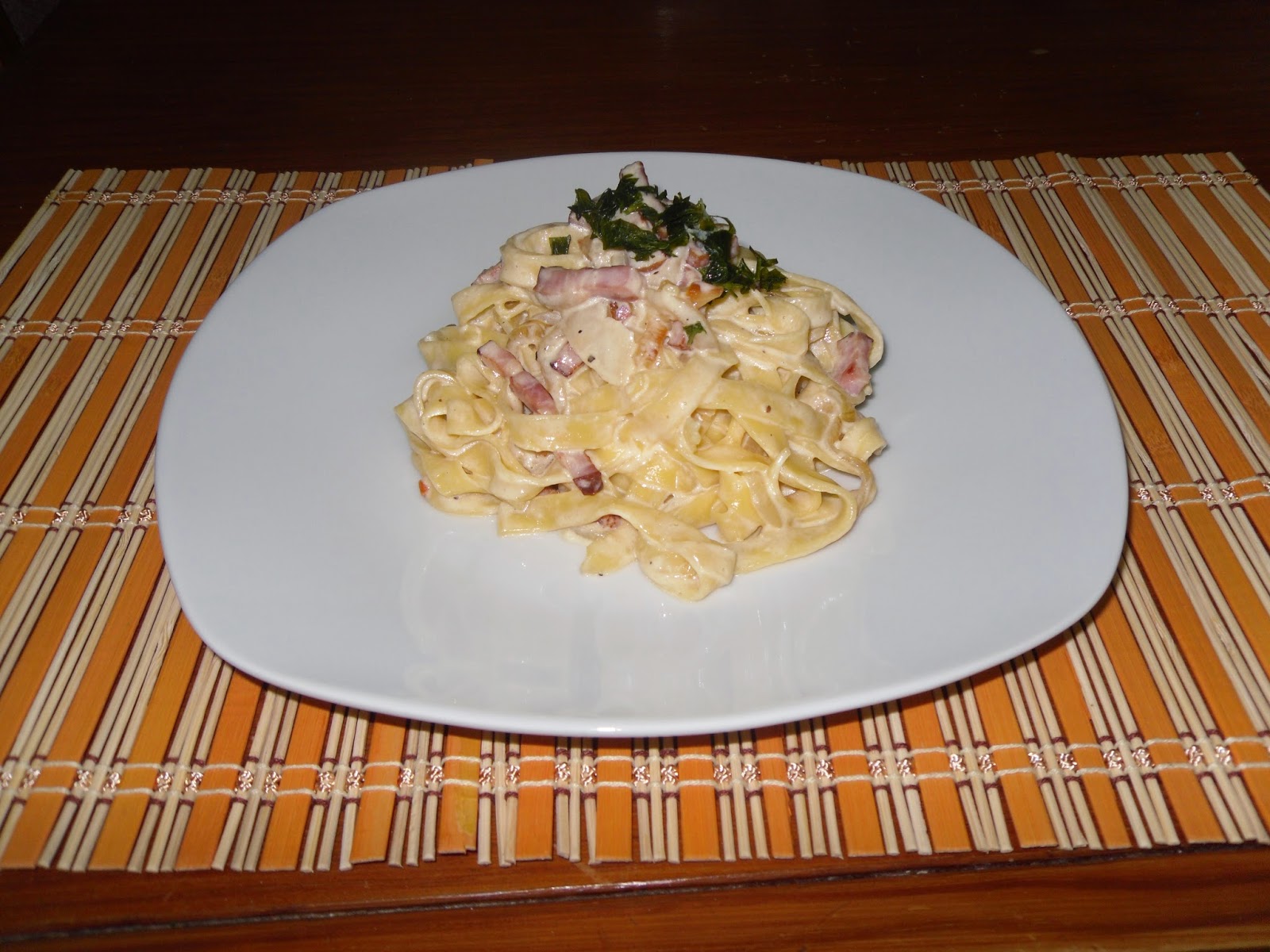 Massa talharim com cebola e bacon