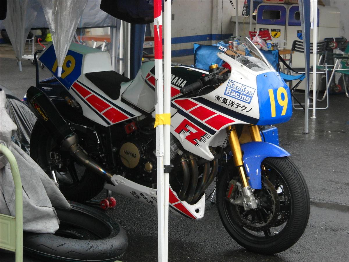 Badmotos: FZ 750 racing