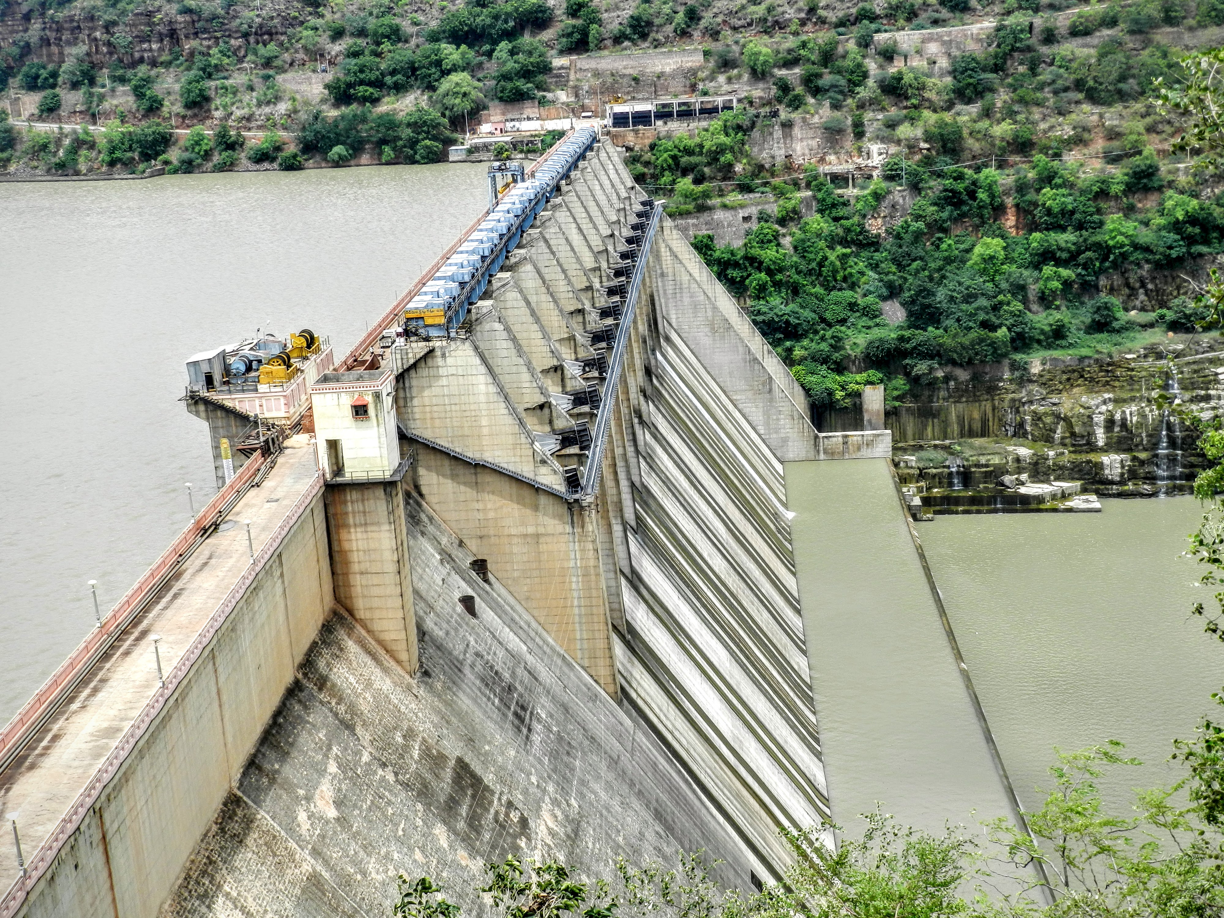 Rajamass: Srisailam Dam - History, Technical Details and Rare Photos
