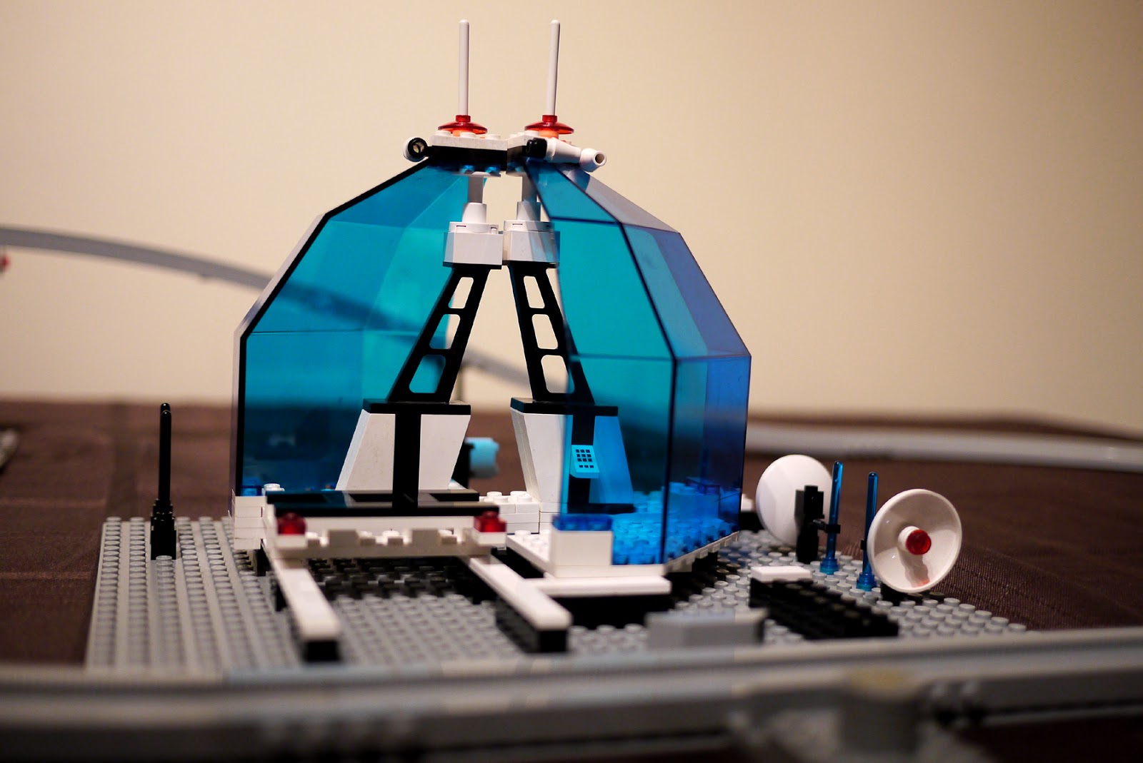 Vault 1541: [YouTube] LEGO Futuron Monorail Transport System