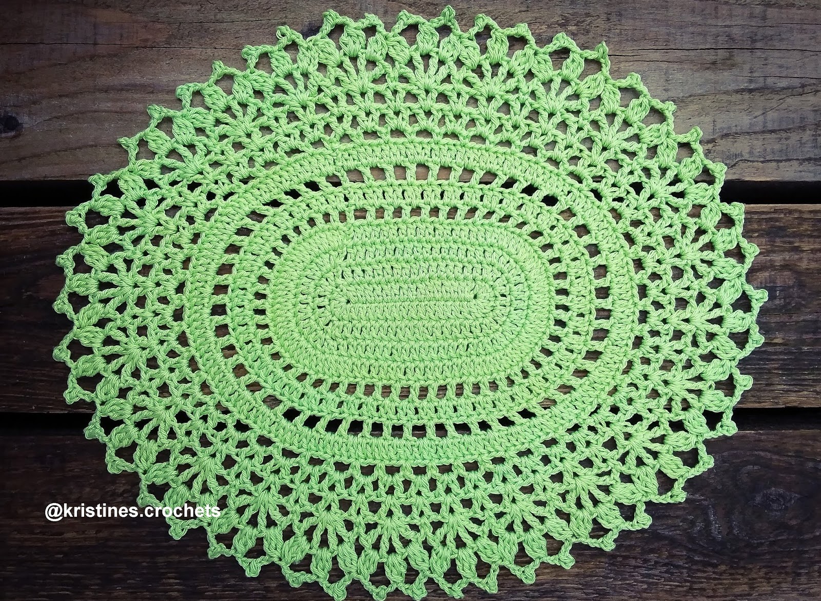 KristinesCrochets : Blooming Ivy Oval Doily - Simple Crochet Pattern