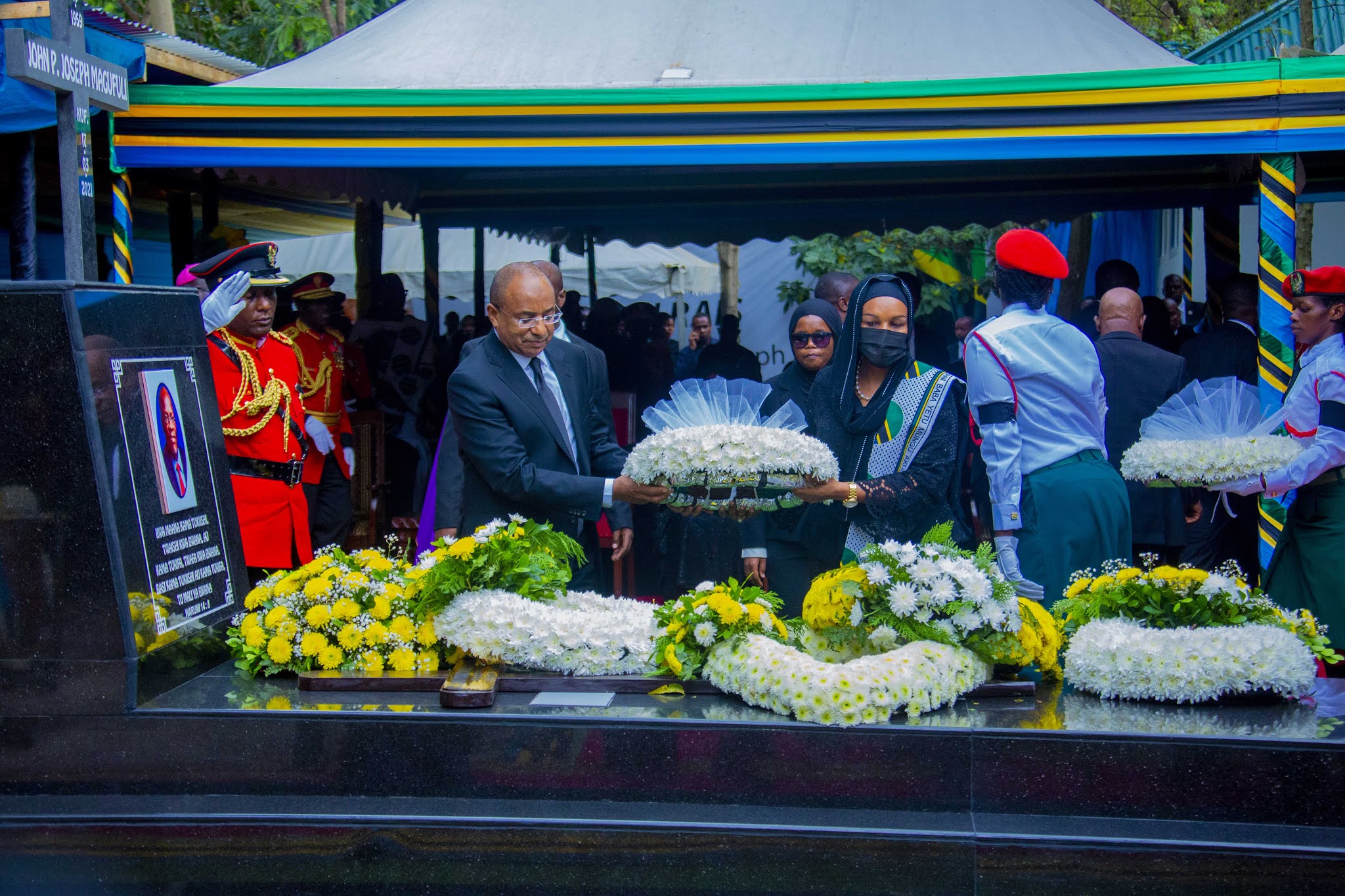 VIONGOZI MBALIMBALI WAKIWEKA MASHADA YA MAUA KWENYE KABURI LA HAYATI ...