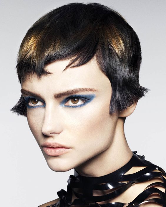 La moda en tu cabello: Flequillo asimétrico Cortes Pixie - Invierno 2021