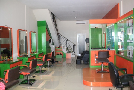 Griya Putri Salon dan Spa: Ruang Salon dan Perlengkapan