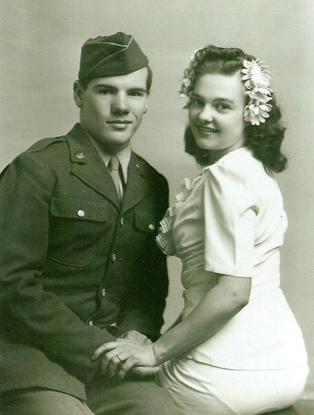 Wartime Marriage: Lovely Photos of WWII Soldiers With Their Brides ...