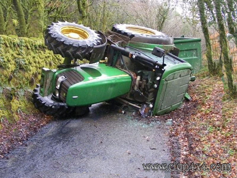 Tractors - Farm Machinery: John Deere Accident