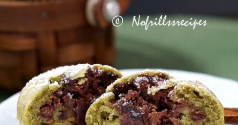 Greentea muffins with red bean paste ~ 绿茶红豆玛芬