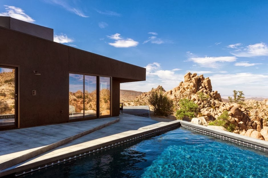 HOME INsight: Casa negra en pleno desierto