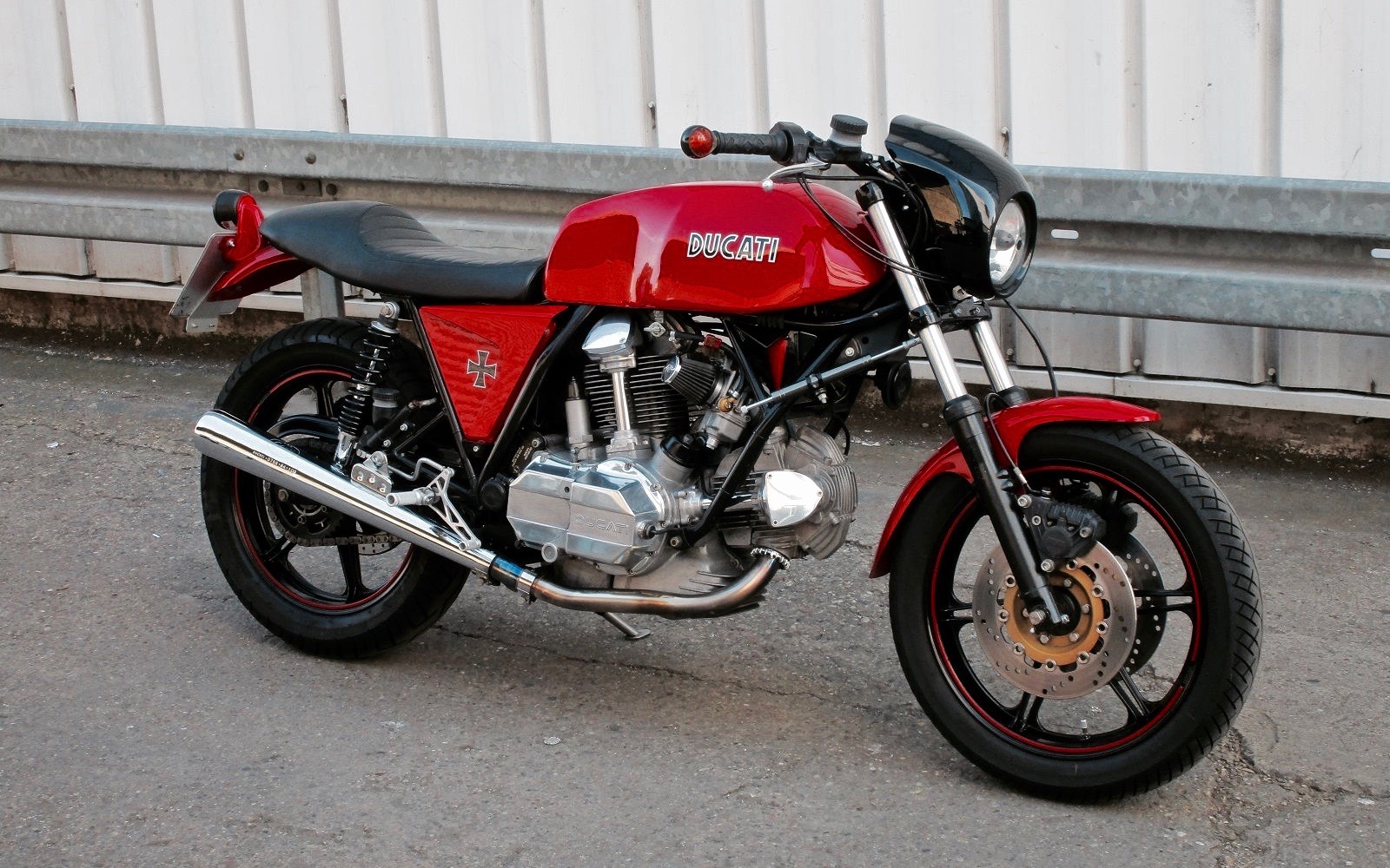 motor racing queen: Desmo modern classic