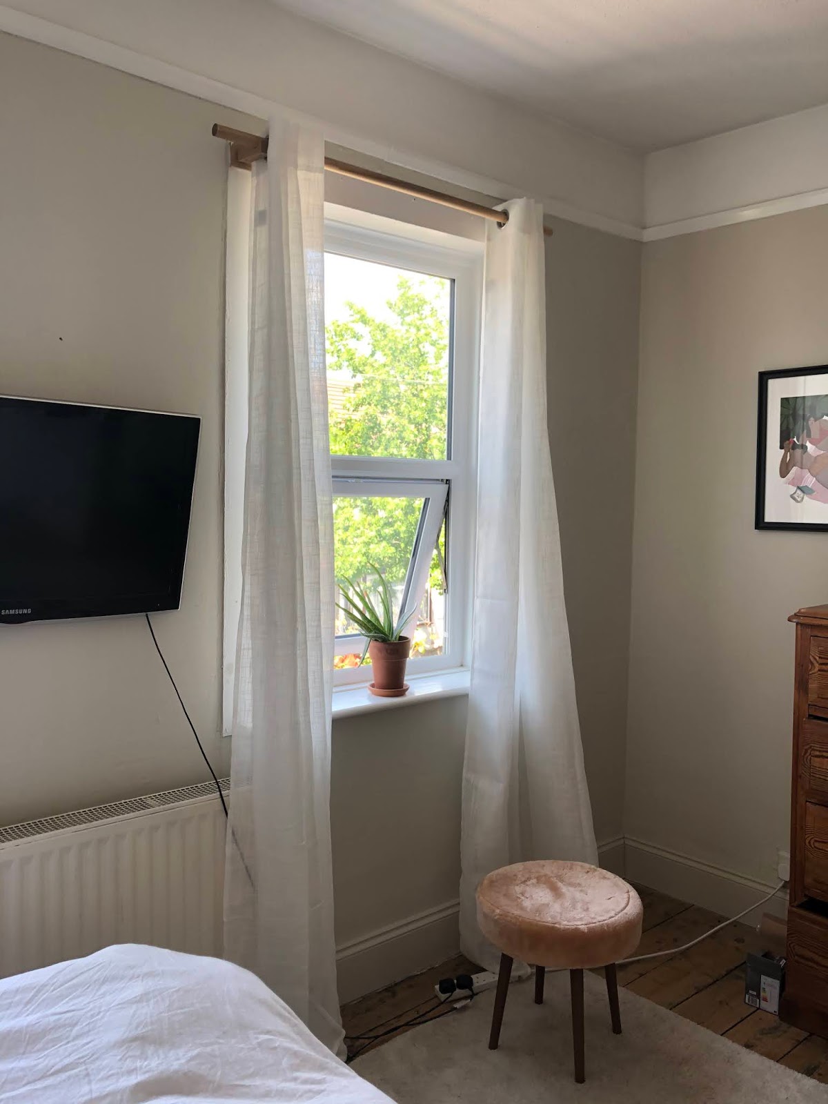 Does the carpet match the drapes?