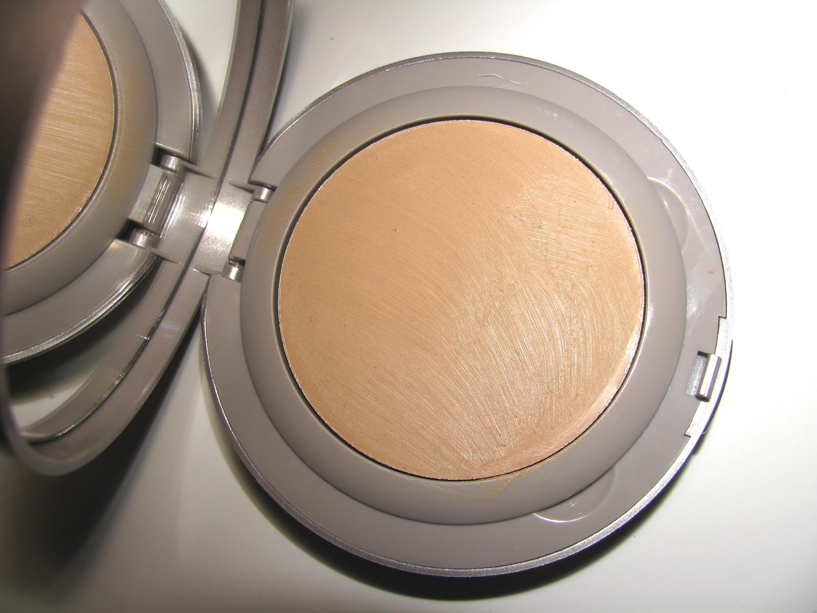 The Beauty Alchemist: Laura Mercier Tinted Moisturizer Creme Compact